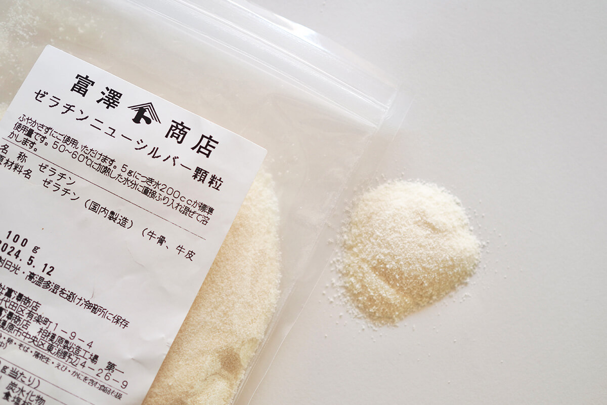 ゼラチンの使い方！板ゼラチンと粉ゼラチンの違いとは？徹底比較 | 富澤商店 Column